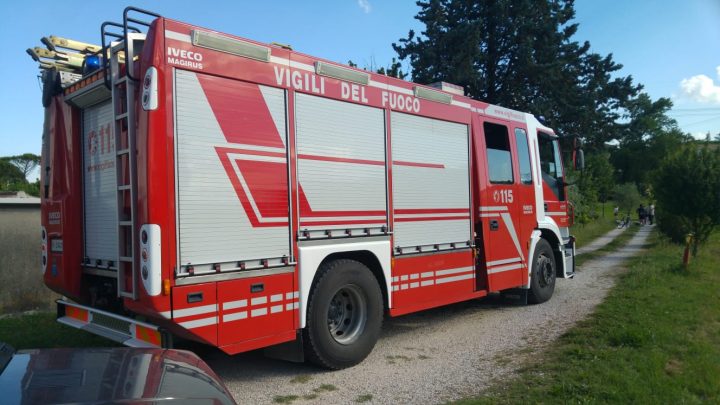Genga, incendio scoppiato lungo la linea ferroviaria tra Serra San ... Genga, incendio scoppiato lungo la linea ferroviaria tra Serra San ...
