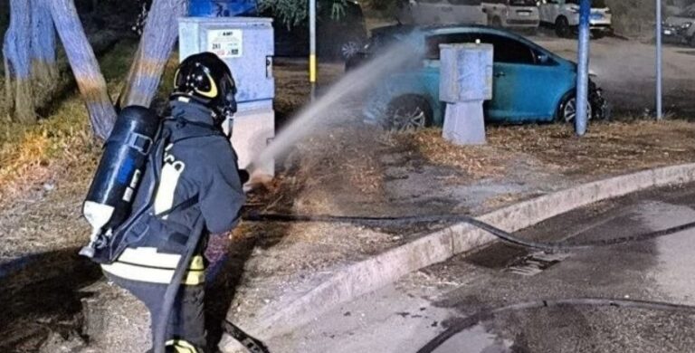 Fano, incendio a un'auto elettrica: intervento dei Vigili del Fuoco ...